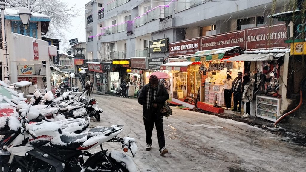 Heavy snowfall in Mussoorie, Tourism & Agriculture to benefit | Garhwal ...