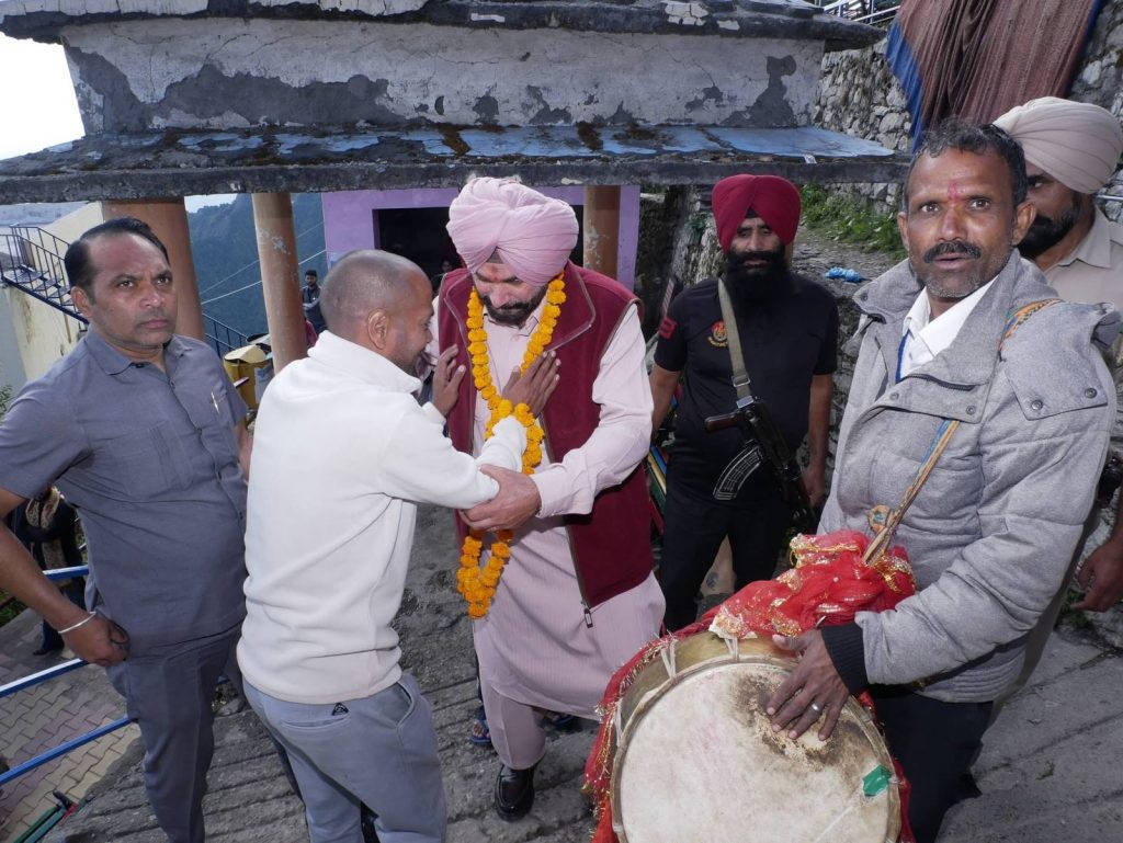 Navjot Singh Sidhu offers prayers at Surkanda Temple | Garhwal Post
